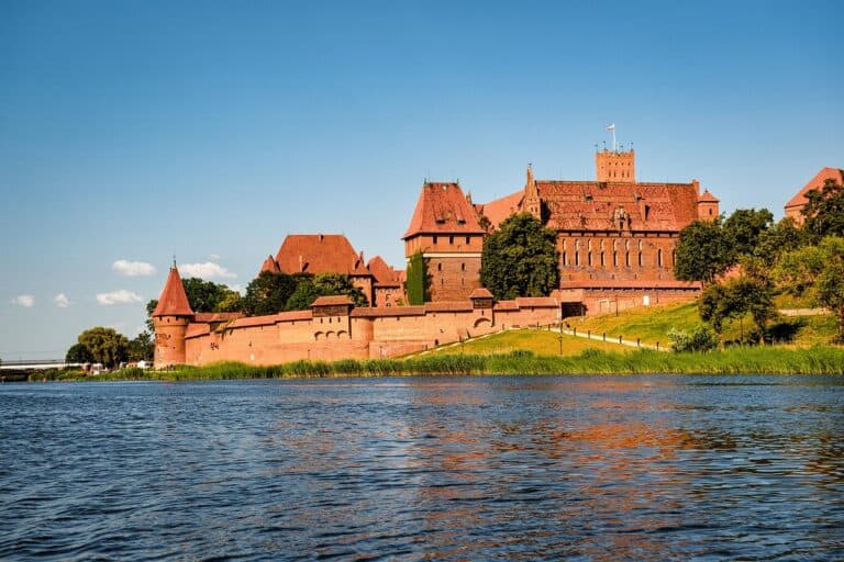 13 Most Breathtaking Medieval Castles Still Standing Around the World ...
