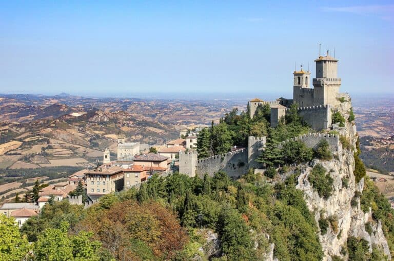13 Most Breathtaking Medieval Castles Still Standing Around the World ...