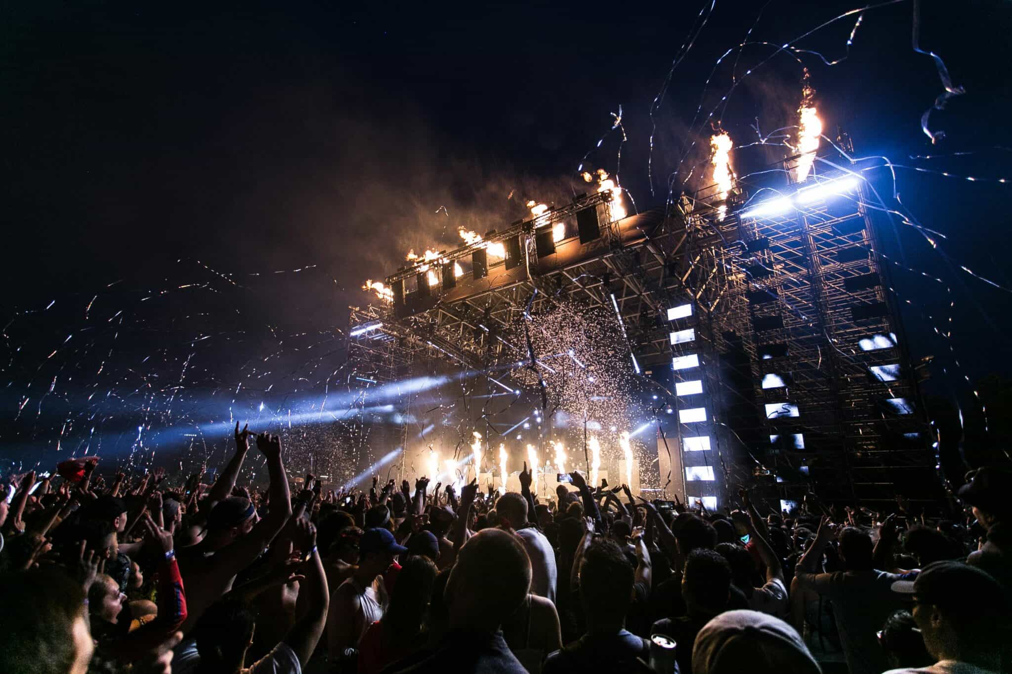 fair grandstand concert crowd - Idyllic Pursuit