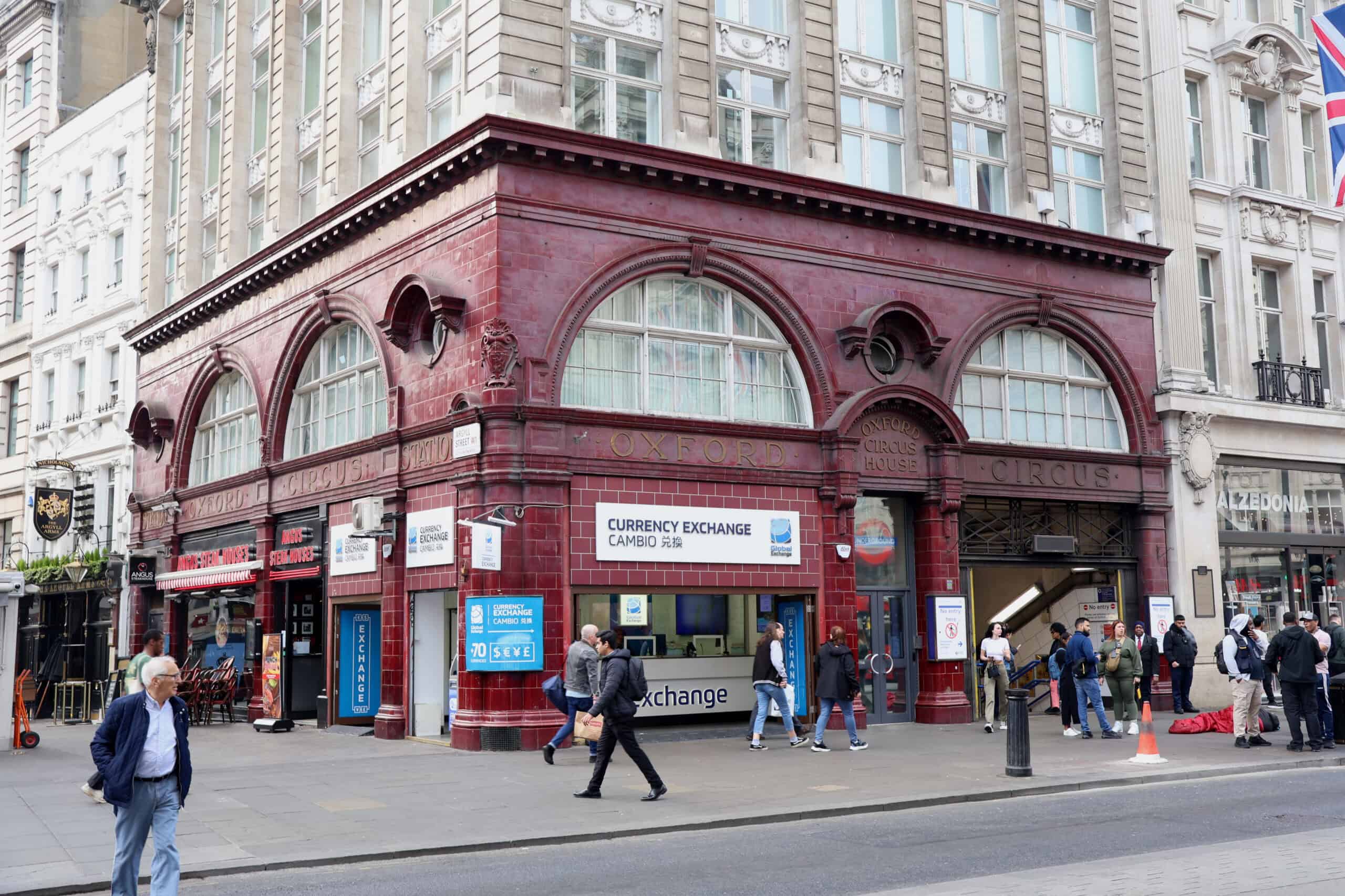 10 Tourist Spots Where Your Smartphone Might Get Stolen in Seconds ...