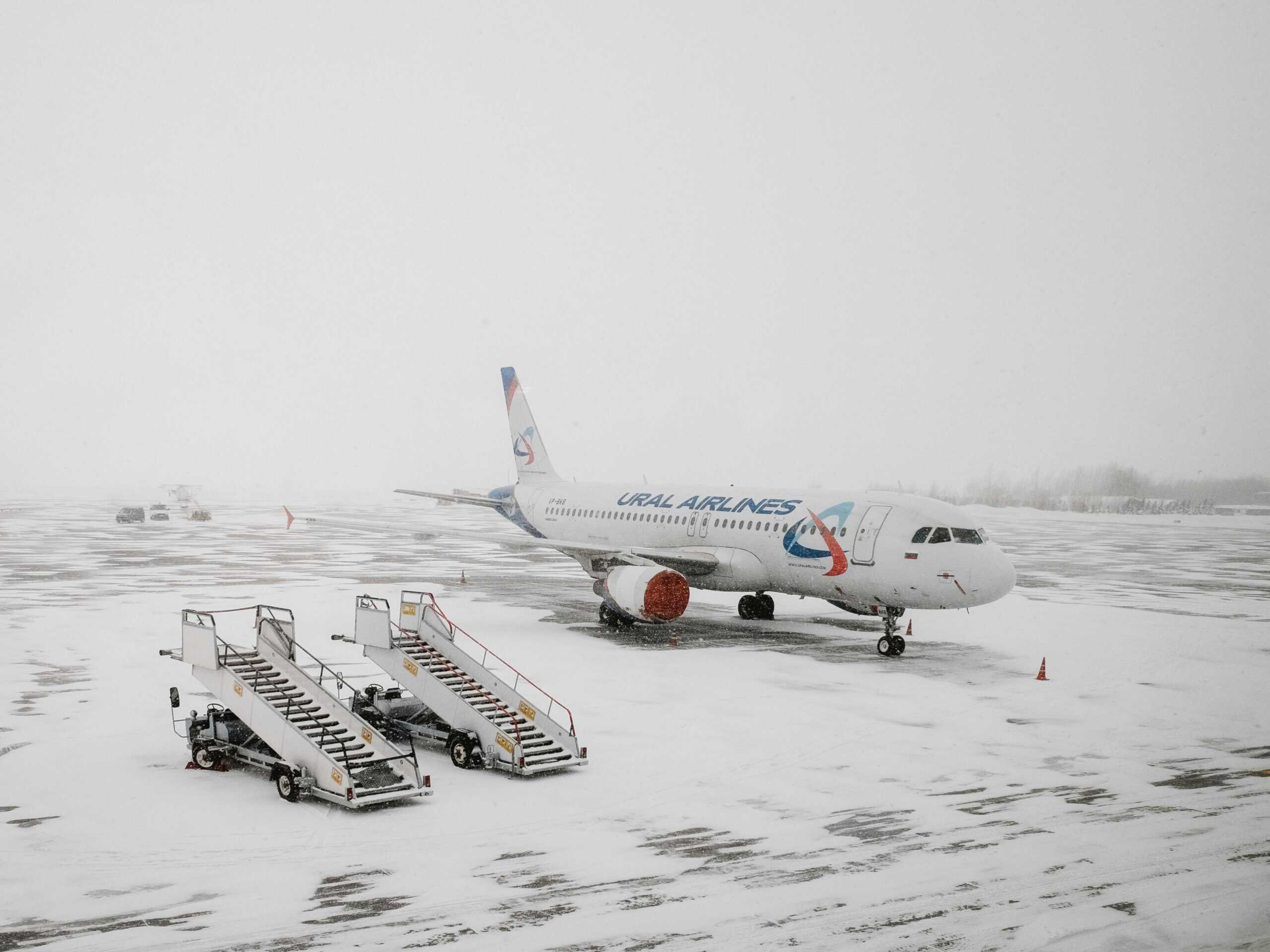 Airlines Cancel Nearly 4,000 Weekend Flights as Massive Winter Storm ...